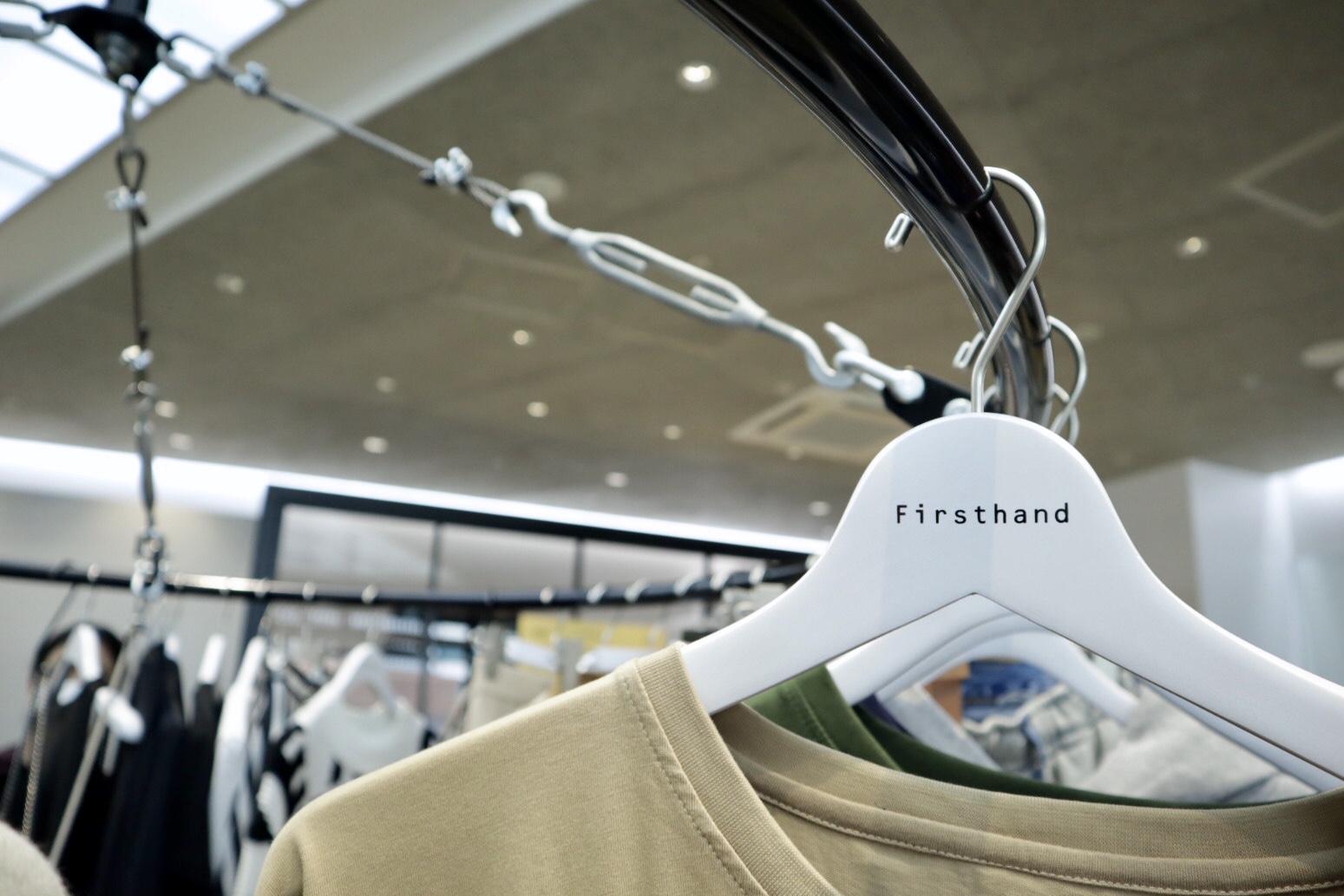 Firsthand（ファーストハンド）渋谷店様のご紹介｜店舗実績｜ハンガー・店舗ディスプレイ・マネキン｜チャナカンパニー